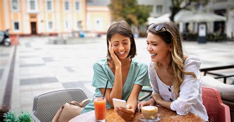 기술 라이프 스타일 우정 및 사람들의 개념 야외 카페에서 스마트폰을 들고 있는 행복한 젊은 여성들 사진 Unsplash