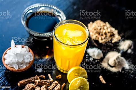 인도 인도 Sarsaparilla 즉 일부 Nannari 시럽 및 전체 재료와 레모네이드를 스타일 시럽 레몬 주스 설탕과 일부 얼음 조각과 나무 표면에 0명에 대한 스톡