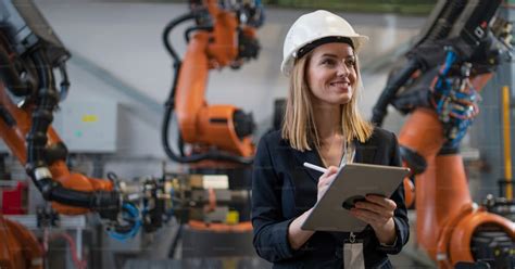 태블릿을 사용하고 감사를 만드는 현대 산업 공장의 여성 수석 엔지니어 사진 Unsplash의 공장 이미지