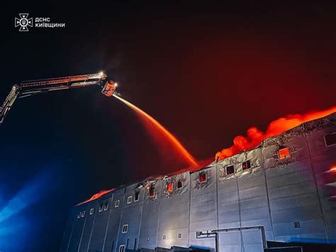 На Київщині через російську атаку загорілись склади масштабну пожежу гасять уже понад 7 годин