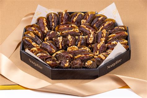 מגש תמרים מגהול טבעיים במילוי אגוזי מלך כ 30 יח