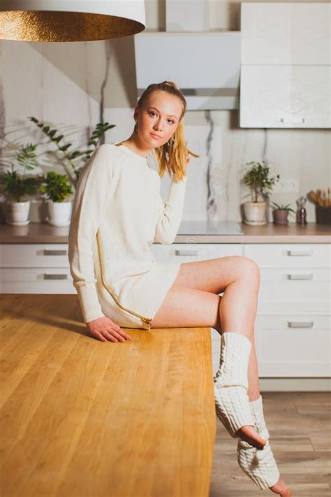 Despertar La Sexualidad De Una Joven Que Se Convierte En Una Mujer Vogue Imagen De Archivo