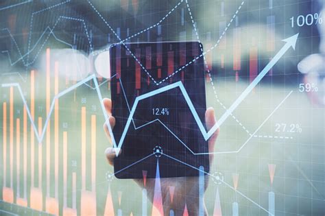 외환 차트 스케치 홀로그램과 여성의 이중 노출은 모바일 장치를 들고 사용하는 것입니다 금융 시장 개념 개념에 대한 스톡 사진 및 기타 이미지 Istock