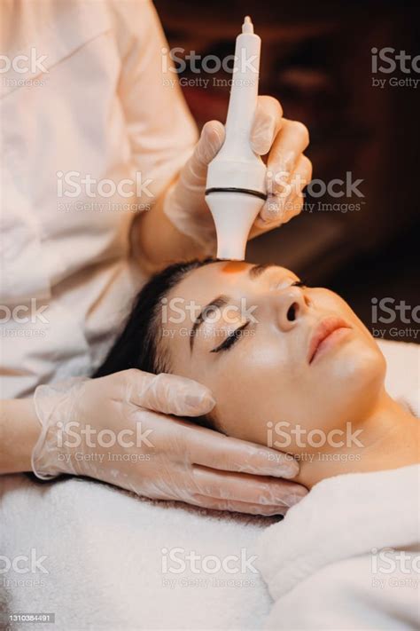 그녀의 얼굴에 스파 살롱에서 젊은 백인 여성에게 수행 스킨 케어 절차 건강관리와 의술에 대한 스톡 사진 및 기타 이미지 건강