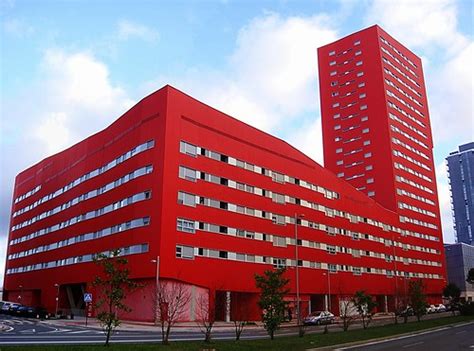 Edificio Rojo Edifico Rojo En El Bulevar Salburua De Vitor Flickr