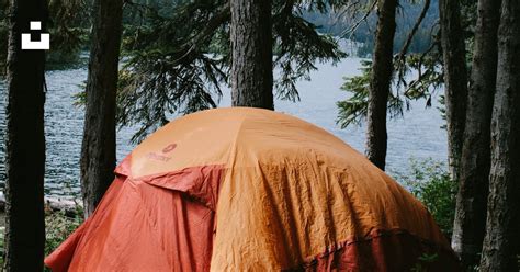 호수 옆 숲 속에 세워진 텐트 사진 Unsplash의 무료 바깥 이미지