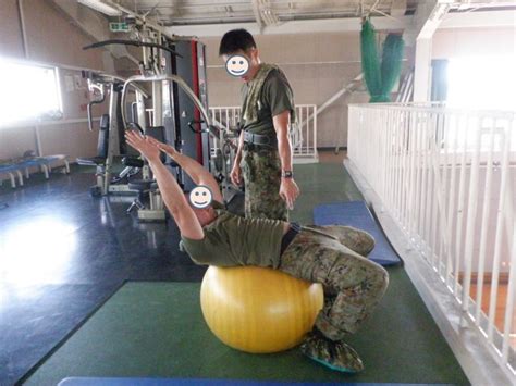 陸上自衛隊 青野原駐屯地 On Twitter 【 お昼の筋トレ ④】 本日は バランスボール を使用し、副直筋 を鍛えていました