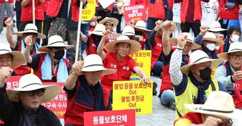 “개 식용 금지법 통과 땐 용산에 200만마리 풀 것” 육견협회 반발
