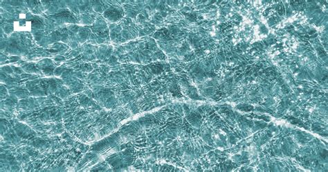 하얀 거품이있는 푸른 물 사진 Unsplash의 무료 파랑 이미지