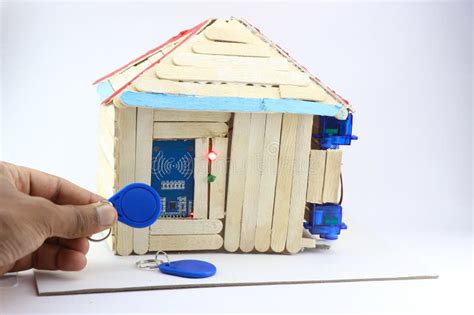 Prototipo Del Sistema De Cerradura De Puerta Basado En Rfid Modelo De