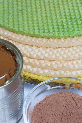 와플 삶은 연유와 초콜릿 케이크입니다 요리 과정입니다 웨이퍼 케이크 코코아와 농축 우유 요리 성분 이다 0명에 대한 스톡 사진