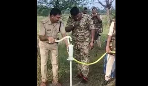 টিউবওয়েলে চাপ দিতে বেরিয়ে এলো মদ মাটি খুঁড়তেই চক্ষু চড়কগাছ পুলিশের