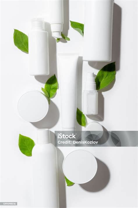 흰색 튜브와 라벨을 붙일 빈 공간이있는 녹색 잎이있는 화장품 세트 얼굴과 바디 스킨 케어를 위한 천연 화장품 보습 크림 정화 마스크 공란에 대한 스톡 사진 및 기타 이미지