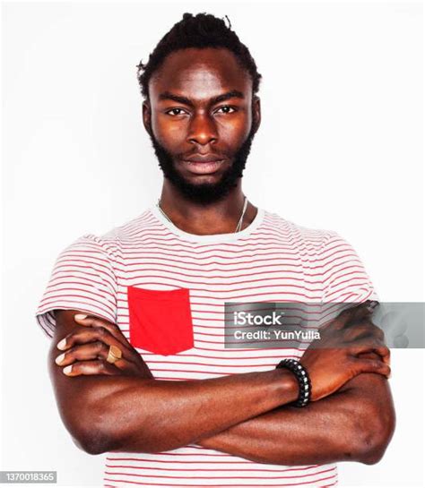 젊은 잘 생긴 아프리카 계 미국인 소년 세련된 힙스터 몸짓 정서적 고립 된 에 흰색 배경 미소 가리키기에 대한 스톡 사진 및 기타 이미지 Istock