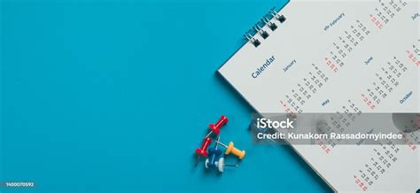 화이트 캘린더 2022 개월 일정 작업 계획 및 생활 개념에 대한 상단 보기를 닫습니다 달력에 대한 스톡 사진 및 기타 이미지 달력 교육 도착 출발 시간표 Istock