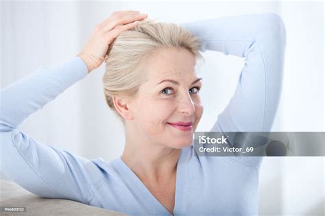 활성 아름 다운 중 년 여자 친절 한 미소와 카메라를 찾고 여자의 얼굴 클로 우즈 업 자신의 결점을 보정 없이 현실적인 이미지 선택적 초점입니다 50 59세에 대한 스톡