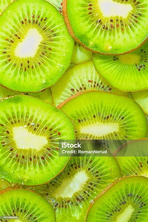 흰색 배경에 육즙이 많은 키위 과일의 신선한 조각을 닫습니다 흰색 배경에 탄산수에 키위 과일 조각 근접 촬영 세로 이미지 0명에 대한 스톡 사진 및 기타 이미지 Istock
