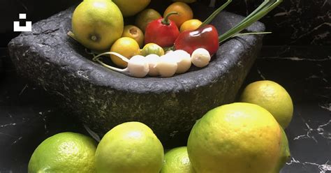 대리석 테이블에 레몬과 라임 한 그릇 사진 Unsplash의 무료 감귤류 이미지