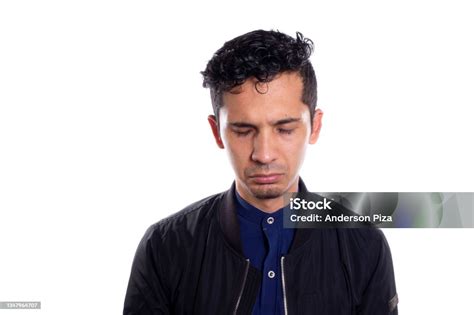 슬프고 실망한 라틴 어 청년 흰색 배경 슬픔과 후회의 표현 후회하는 사람 얼굴을 가두르고 아래쪽으로 연출한 남자 25 29세에 대한 스톡 사진 및 기타 이미지 Istock