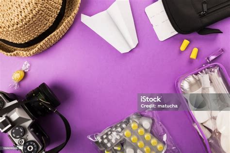 보라색 배경에 화장품 카메라 모자 종이 비행기 귀마개 의약품 항공권 및 문서와 비행 작은 병을 위해 설정합니다 맨 위 보기 복사 공간 0명에 대한 스톡 사진 및 기타 이미지
