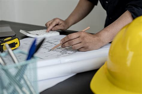 홈 디자인 설계자는 주택 계획 초안 클라이언트가 의뢰한 프로젝트 및 납품 전에 사용자 지정 설계를 검토하고 있습니다 인테리어 디자인 과 장식 아이디어 3차원 형태에 대한