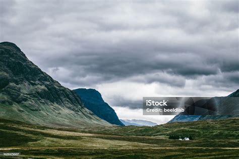 스코틀랜드의 극적인 하늘이있는 산 웨스트 하이랜드 웨이 스코틀랜드 고원 스코틀랜드에 대한 스톡 사진 및 기타 이미지 스코틀랜드 0명 경관 Istock