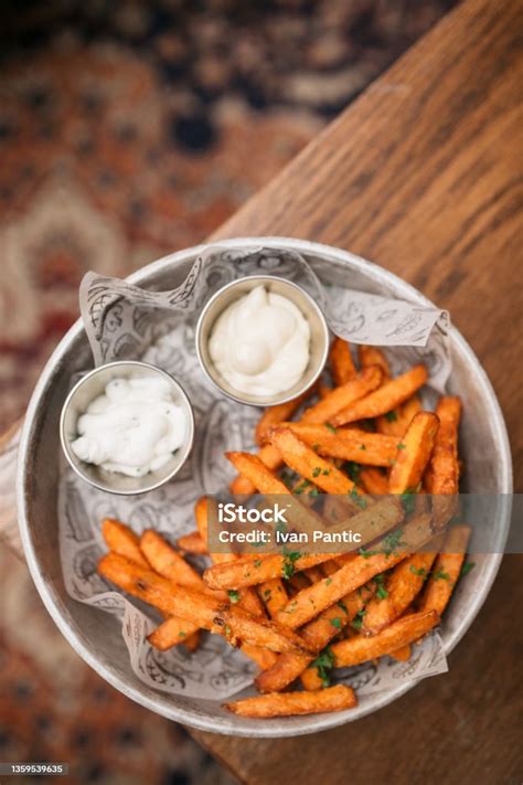 노련한 감자 튀김과 디핑 수스가 있는 접시 위에서 바라보는 경치 프렌치 프라이에 대한 스톡 사진 및 기타 이미지 프렌치