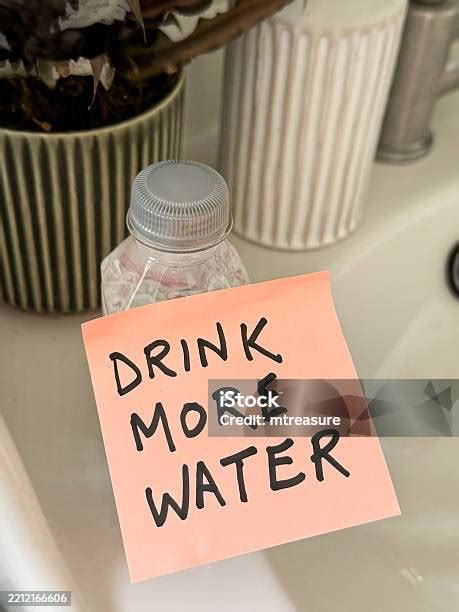 더 많은 물을 마시는 이미지 동기 부여 메시지가 있는 욕실 스티커 메모 수분 공급 건강을 위한 다채로운 스티커 메모 0명에 대한 스톡 사진 및 기타 이미지 Istock
