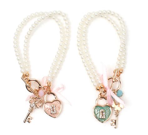 공주님이야기 팔찌 패션 코디 하트 자물쇠와 열쇠가 달려있는 사랑스러운 팔찌예요~ 별도 사이즈