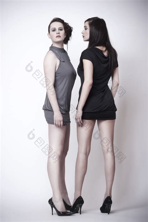 工作室时尚形象的两个漂亮的年轻女人图片 包图网企业站