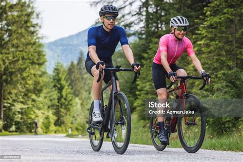 산에서 아침 자전거 타기를 즐기는 활기찬 백인 도로 자전거 타는 사람들 경주용 자전거에 대한 스톡 사진 및 기타 이미지 경주용 자전거 사이클링 반바지 우정 Istock
