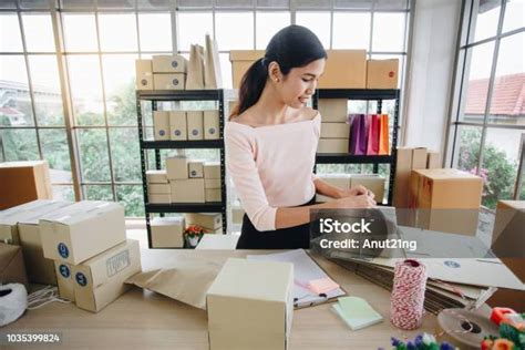 여자 온라인 쇼핑 택배 중소 기업 전자 상거래 개념에서 패키지 상자를 나눠 주고 준비에 대한 스톡 사진 및 기타 이미지 준비 십대 비즈니스 Istock