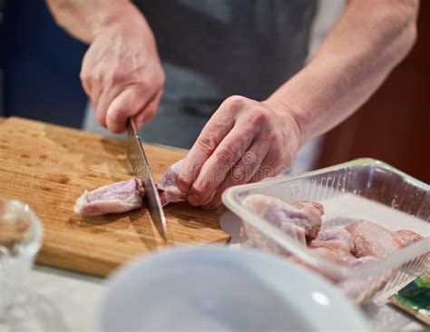 Hombre Que Taja Las Alas De Pollo Imagen De Archivo Imagen De Comida