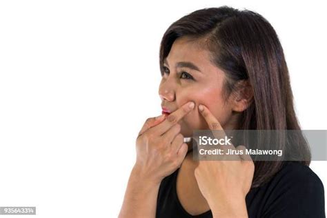 젊은 아시아 여자 그녀의 여드름 피부 문제 Cosmetinc 및 피부 관리 개념 고립 된 백색 배경에 대 한 압박 깨끗한에 대한