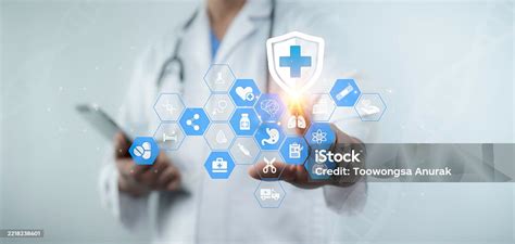 현대 의료 전문가는 미래 진단 데이터 분석 및 디지털 건강 혁신을 상징하는 의료 아이콘을 표시하는 디지털 터치스크린 인터페이스와
