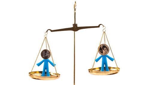 저울에 머리 대신 1 유로와 1 미국 달러의 동전을 가진 상징적 인 사람들의 인형 0명에 대한 스톡 사진 및 기타 이미지 0명 1 달러 동전 미국 동전 1 유로 동전