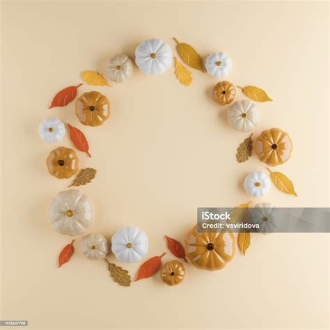 나뭇잎이있는 호박 화환 가을과 할로윈을위한 베이지 색과 흰색 미니멀리스트 광택 장식 복사 공간이있는 평평한 화환을 놓습니다 3d 렌더링 0명에 대한 스톡 사진 및 기타