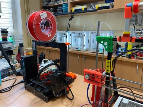 3d принтери по проекта УНИТе в Русенския университет печатат предпазни шлемове за медици УНИТе