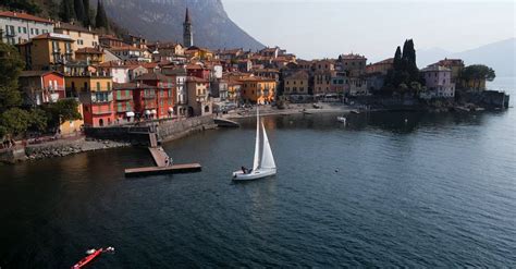 강가 경치가 좋은 관광 구시가지 그림 같은 돛단배 롬바르디아 리바 마리나 마을 매력적인 문화 관광 문화 유산 바레 나 보트 산 배경 시골