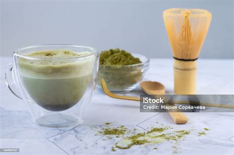 코코넛 밀크를 곁들인 말차 그린 라떼 티 이 라떼는 경기의 에너지와 건강상의 이점을 즐길 수 있는 맛있는 방법입니다 말차는 항산화물질이 가득한 녹차 잎 분말입니다 수평 방향