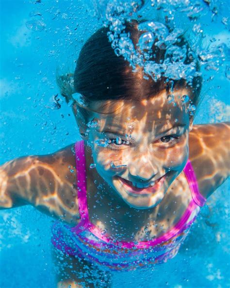 Muchacha Subacu Tica Imagen De Archivo Imagen De Feliz