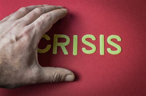 빨간 종이 배경에 플라스틱 글자로 쓰여진 위기라는 단어를 숨기는 인간의 손 개념 가리키기에 대한 스톡 사진 및 기타 이미지 가리키기 개념 건강관리와 의술 Istock