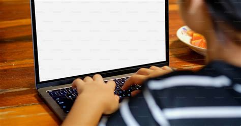 테이블에 빈 화면을 보여주는 노트북 컴퓨터를 입력하는 여성 손 사진 Unsplash의 컴퓨터 이미지