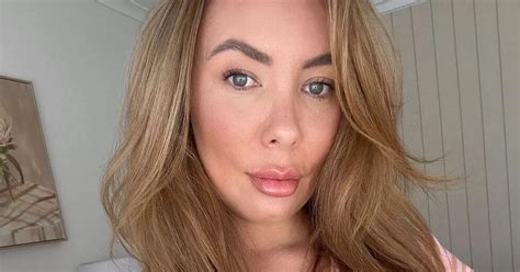 A Place In The Suns Danni Menzies Dubbed So Hot As She Leans Back In Tiny Miniskirt Trendradars