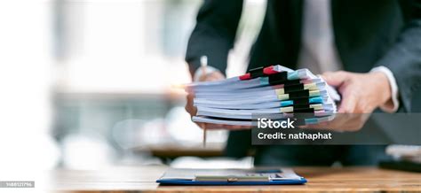 사업가가 책상 사무실에 서 있는 서류 더미나 문서 더미를 들고 공간을 복사한다 개념에 대한 스톡 사진 및 기타 이미지 개념 경영자 경제 Istock