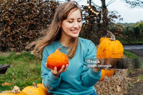 호박을 들고 웃고 있는 감정적인 젊은 여자 추수감사절과 할로윈 휴일 장식을 위해 최고의 호박을 선택하는 여성 호박 수확 가을 가을 축제 분위기 25 29세에 대한 스톡 사진