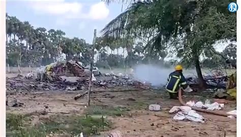 மயிலாடுதுறை மாவட்டம் தில்லையாடியில் வாணவெடி தயாரிக்கும் இடத்தில்