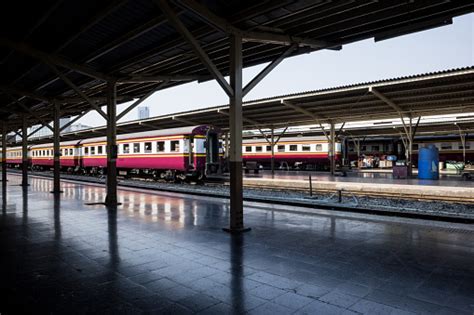 빈티지 기차 공공 역에서 디젤 기관차 열차 정류장 기차와 철도와 오래된 기차역 빈티지 교통 각도에 대한 스톡 사진 및 기타