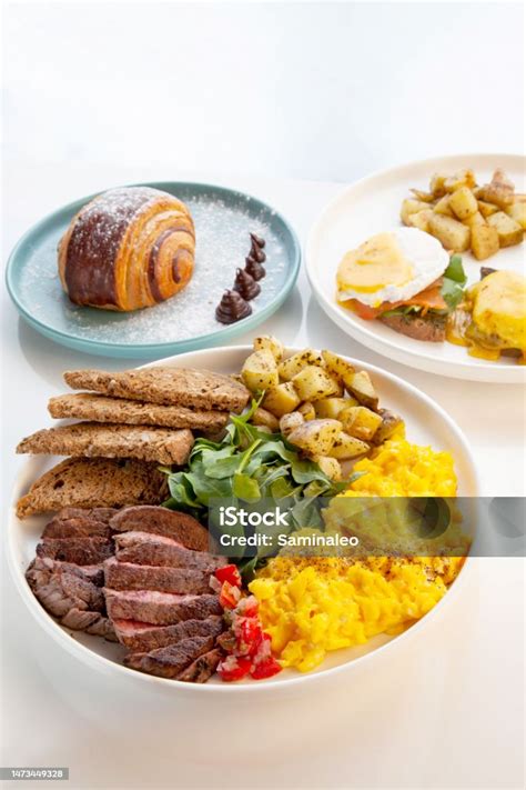 스크램블 에그 로켓 잎 감자를 곁들인 안심 쇠고기 스테이크와 호밀 빵 굽기에 대한 스톡 사진 및 기타 이미지 굽기 스크램블드 에그 채소 Istock