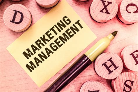 필기 텍스트 작성 마케팅 관리입니다 새로운 제품이 나 서비스 홍보 광고 개발을 의미 하는 개념 Swot 분석에 대한 스톡 사진